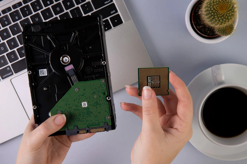 Mengenal SSD vs HDD: Pilihan yang Penting dalam Perkembangan Hardware